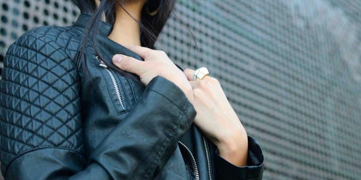 3 manières efficaces d'enlever une odeur sur une veste en cuir - Caro Bleue Violette